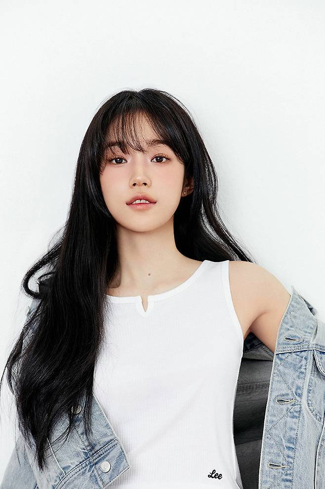 등록금 벌려다 스타 탄생 ‘2023년 가장 매력적인 배우 데님 셋업룩 대본은 내운명