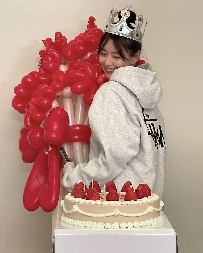 34년전 태어났는데 왜이래 권나라 대학생 같은 미모 열일 왕관후드로 꾸안꾸 공주룩 뷰티는 내운명