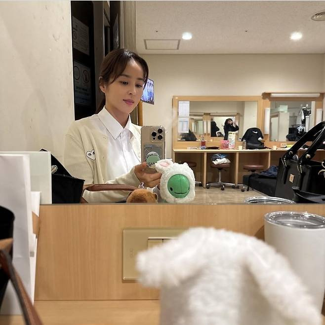 8살 연하 남편보다 더 어려 보인다고 세월 비껴간 43세 여배우 트위드 코트룩 스타와 패션