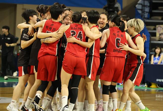 '챔프 반지 8개' 박혜진의 여유...BNK, 16점 차 뒤집고 챔프 첫판서 우리은행 잡았다