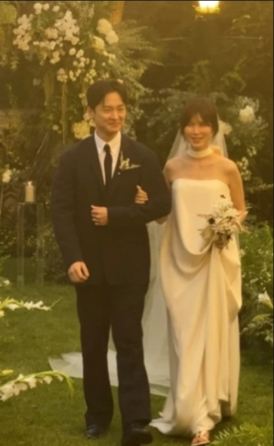 드라마에서 부부 역할에서 현실로 결혼한 연예인 부부 웨딩룩 패션룸