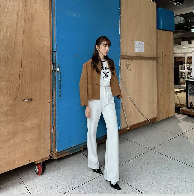 다리가 몇m야 이정도면 장원영보다 길어 비현실 마네킹 비율 뽐낸 여배우 데님룩 뷰티는 내운명