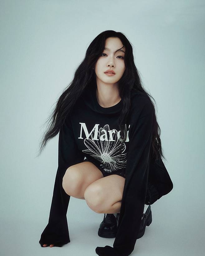 김고은 티셔츠의 품격 티셔츠와 스커트의 우아한 실루엣 블랙and화이트 데일리룩 패션엔