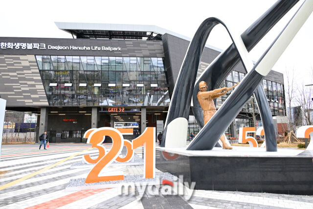 역사적인 대전 신구장 첫 경기 66세 노감독은 활짝 웃었다이제 한화는 야구만 잘하면 된다 Md대전
