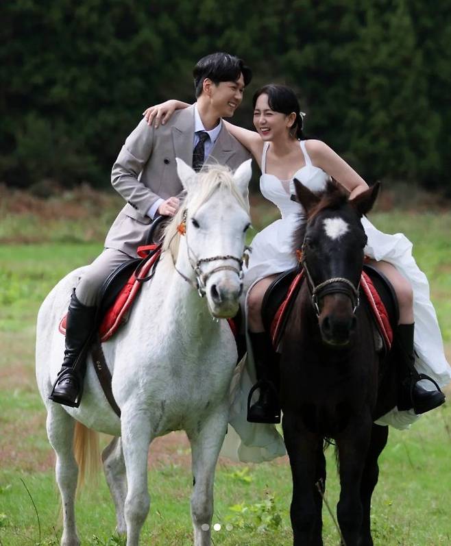 강은비, ♥얼짱 변준필과 웨딩화보 "행복한 시간"