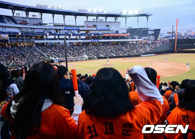 대전 신구장 첫 홈런, 이렇게 빨리 나올 줄이야…1번 김태연, 1회말 선두타자 홈런 폭발