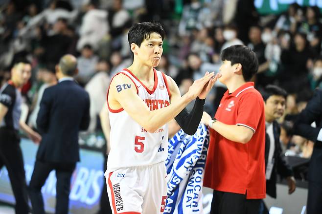 비난의 중심에서 KBL 간판 스타로…'모래알 조직력' 비판 받던 SK 잡은 에이스 김선형 "항상 즐기려고 했다"