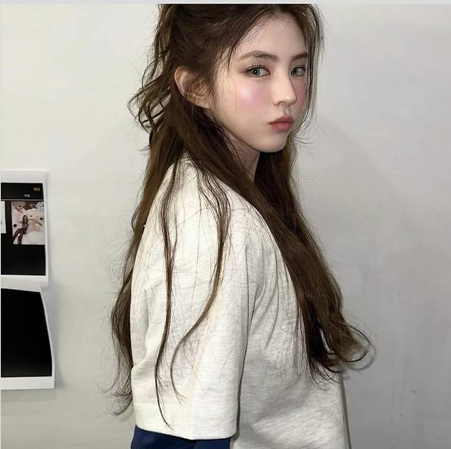 한소희 흘러내린 재킷도 힙하다 ‘패션 끝판왕 찢청스포티룩 완벽 소화 뷰티는 내운명