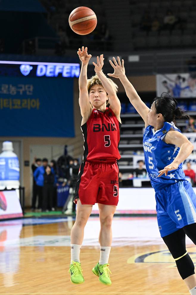 MVP 김단비가 지쳤다…2연승 BNK, 우승이 보인다