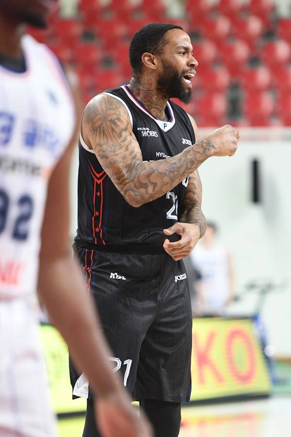 '숀 롱 24점 맹활약' 현대모비스, KCC에 79-77 진땀승…2위 싸움 재점화