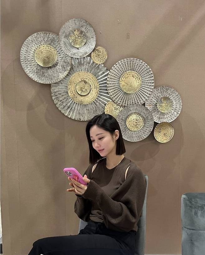 26살에 쌍둥이 출산 7년 만에 복귀 싱글맘으로 돌아온 32세 여배우 볼레로 카디건룩 스타와 패션