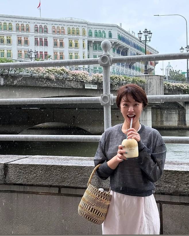 황정음 갑자기 분위기 바캉스 싱가포르 매력에 풍덩 빠졌다 소박한 휴가패션 뷰티는 내운명