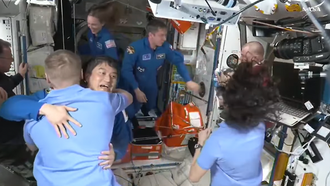 Iss에 발 묶였던 Nasa 우주비행사 2명 9개월 여만에 지구 귀환