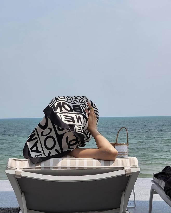 손나은 해변 위 과감한 핫걸 블랙 홀터탑 딸랑 입은 빈티지 팬츠 휴양지룩 뷰티는 내운명