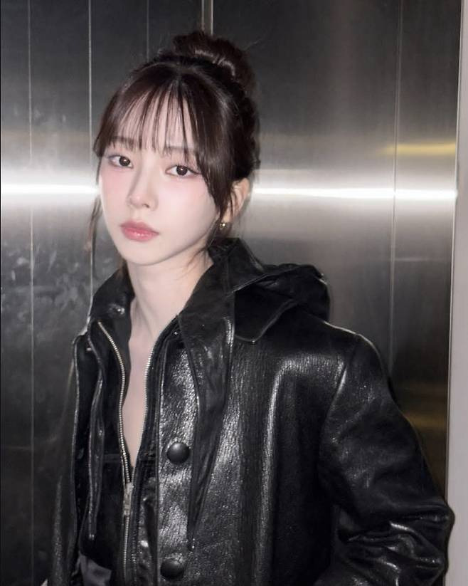 수식어가 필요 없는 비주얼 ‘마네킹 미모 여가수 올블랙 시스루 쇼츠룩 대본은 내운명