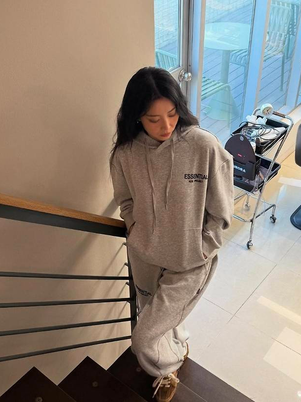 레이싱 모델 출신다운 169cm·53kg 여배우, 츄리닝도 ‘이기적인 모델핏’ 후디 조거룩 | 대본은 내운명