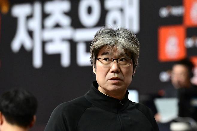 준우승→꼴찌 추락오기노 감독 자진사퇴 Ok저축은행 빠르게 새 감독 선임