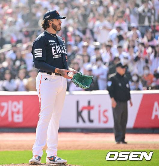 시즌 1호 피치클락 위반에도…KKKK 155km 쾅! 14억에 한화 택한 특급 외인, 데뷔전 합격점 받다 [오!쎈 수원]