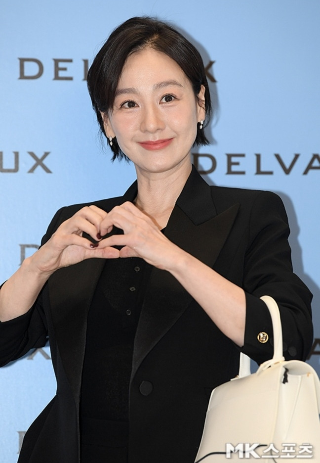 고현정이 질투하며 단언한 이 시대의 가장 아름다운 53세 동갑내기 여배우 슈트룩 스타와 패션