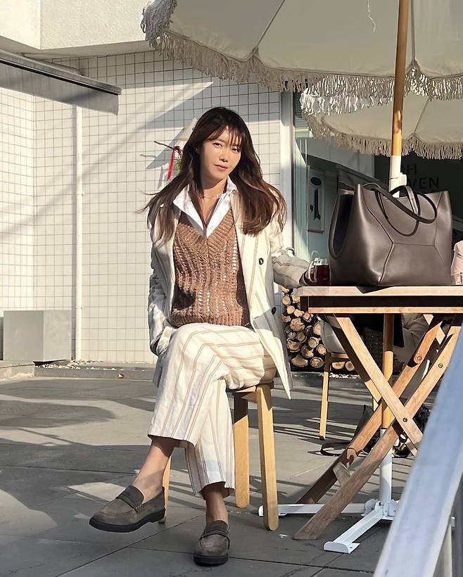 채정안 한참을 기다린 봄 니트 껴입은 줄무늬 셋업 멋녀 톤온톤 로퍼룩 뷰티는 내운명