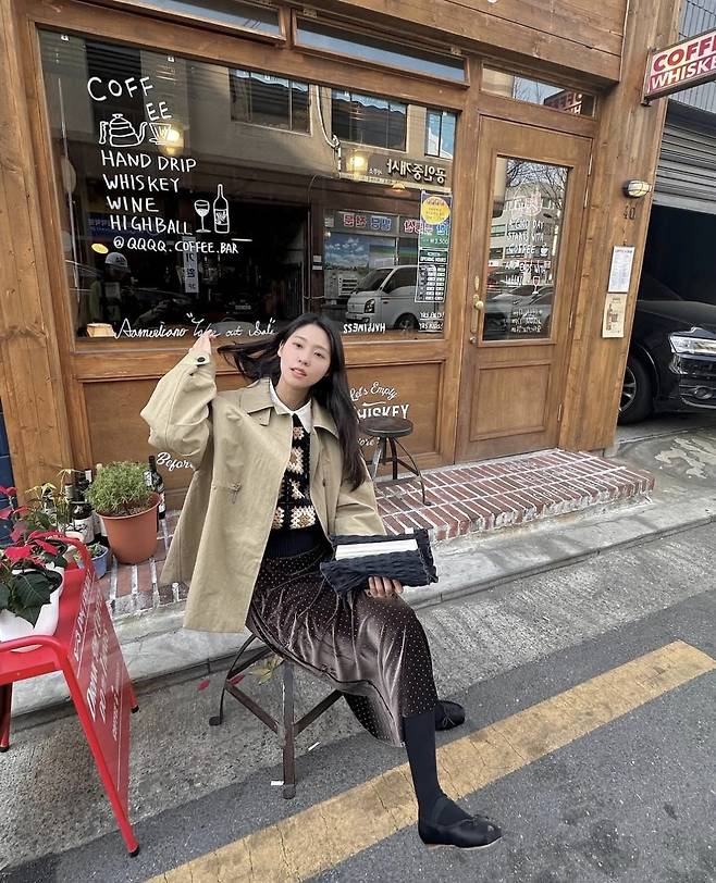 설현 마네킹이 따로 없네 미모의 9등신 비율 사랑스러운 도트 벨벳 롱스커트룩 뷰티는 내운명