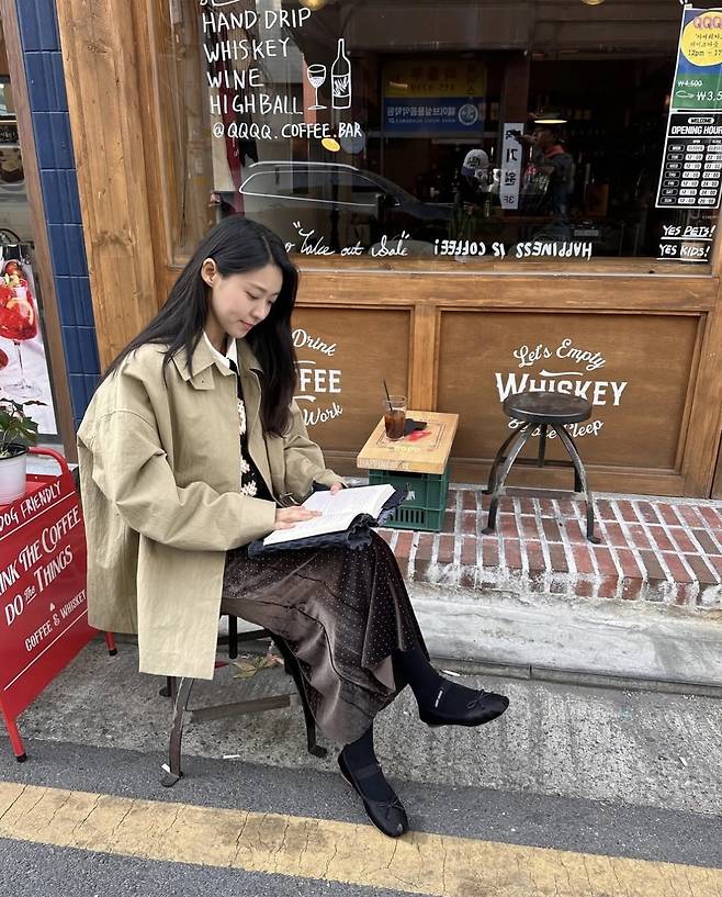 설현 마네킹이 따로 없네 미모의 9등신 비율 사랑스러운 도트 벨벳 롱스커트룩 뷰티는 내운명