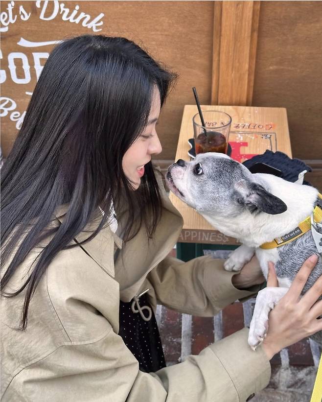 설현 마네킹이 따로 없네 미모의 9등신 비율 사랑스러운 도트 벨벳 롱스커트룩 뷰티는 내운명