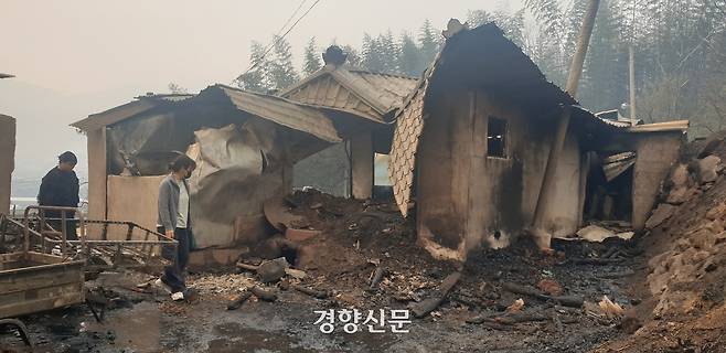 산불 덮친 산청 외공마을 주택 6채 불에 타 ‘와르르 현장