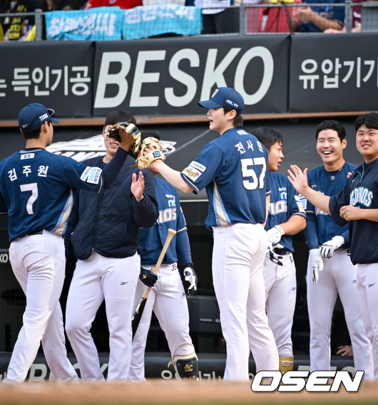 개막전 8실점 무너져도 뚝심 기용, 4명 생애 첫 홀드 신기록...감독 첫 승 이호준 "많은 것 얻었다" [오!쎈 광주]