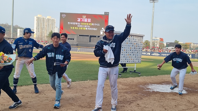 선수가 감독에게 ‘축하 물세례 Kia 잡은 Nc 분위기↑이호준 감독 첫승 아닌 우리의 첫승” 스경x현장