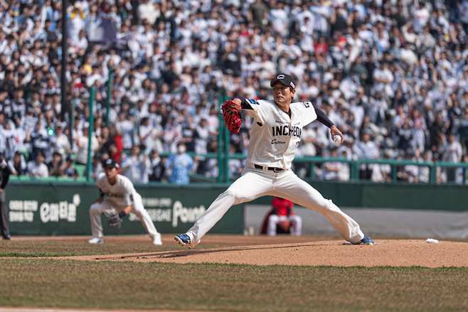김광현, 4년 연속 개막 첫 등판 승리… 신구 조화로 SSG 2연승