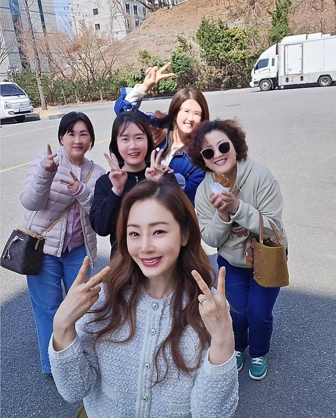 25년 변함없는 일편단심50대 나이보다 20살은 어려보이는 여배우 트위드 롱스커트룩 뷰티는 내운명