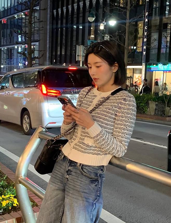 권은비 벚꽃이 활짝 일본 밤 속으로 봄 만난 숏컷 여신 니트 카디건 산책룩 패션엔