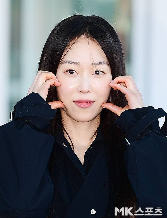 이 얼굴이 39세라고” 공항 출국길 무보정 미모로 난리 난 여배우의 트렌치코트룩 대본은 내운명