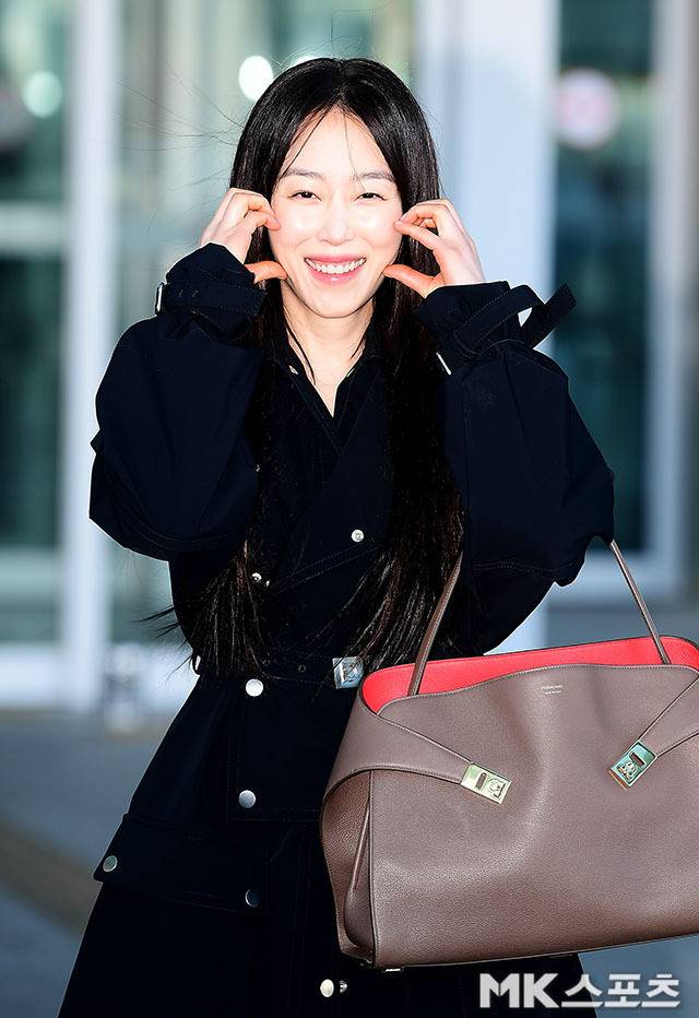 이 얼굴이 39세라고” 공항 출국길 무보정 미모로 난리 난 여배우의 트렌치코트룩 대본은 내운명