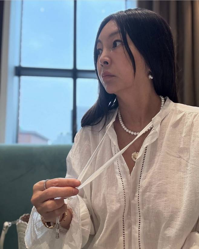 황신혜 명불허전 스타일 퀸 60대 무색케 한 청량 비주얼 올 화이트룩 뷰티는 내운명