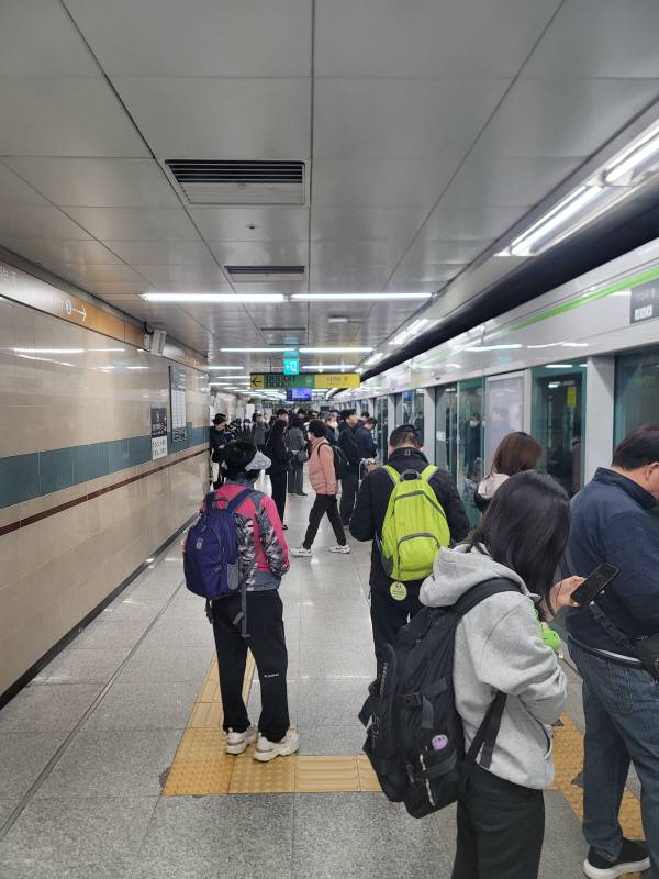 출근길 또 전동차 고장 부산도시철도 2호선 운행 지연