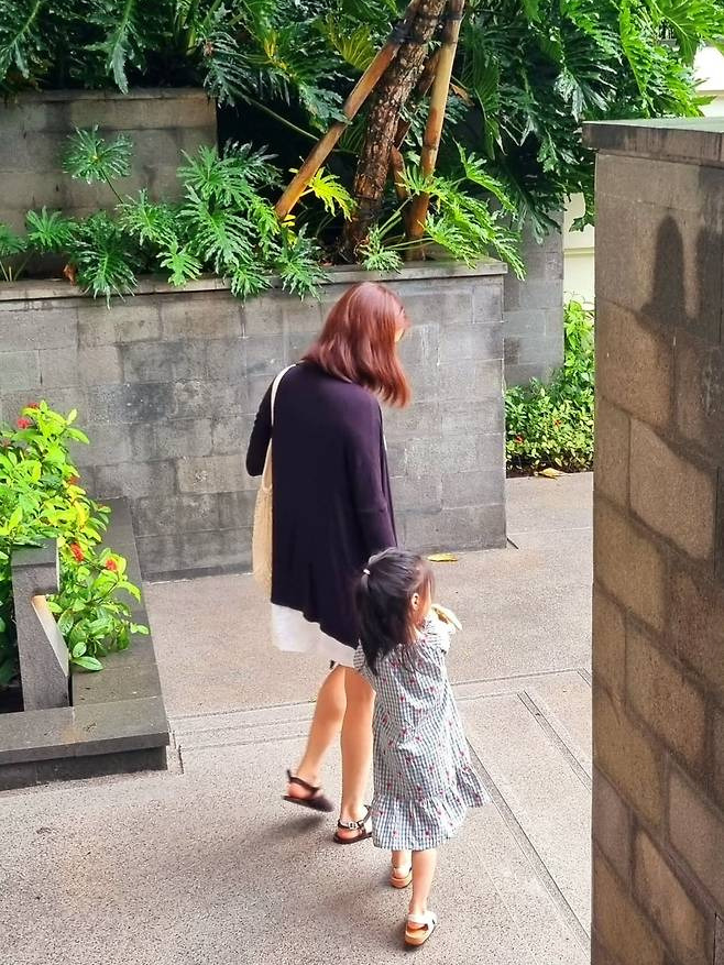 딸이 벌써 이렇게 컸어” 여배우와 3살 딸 손 꼭 잡은 모녀의 따뜻한 외출룩 대본은 내운명