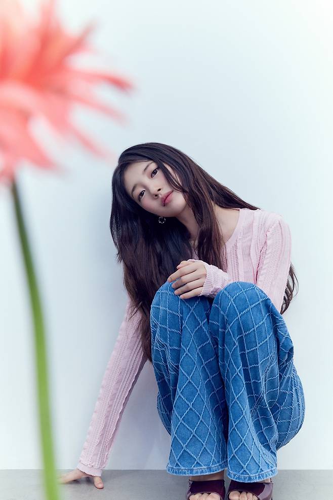 수지 청청패션도 예술 ‘국민 첫사랑 여신 비주얼에 봄빛 담은 청량 데님룩 뷰티는 내운명