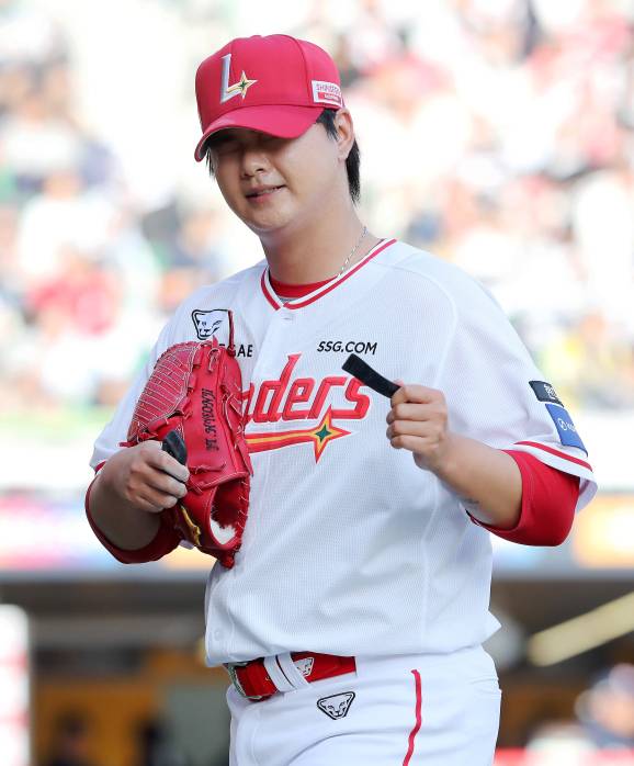 불펜 ERA 0.55…'휘몰아치는 김민 효과' 트레이드에 웃는 SSG
