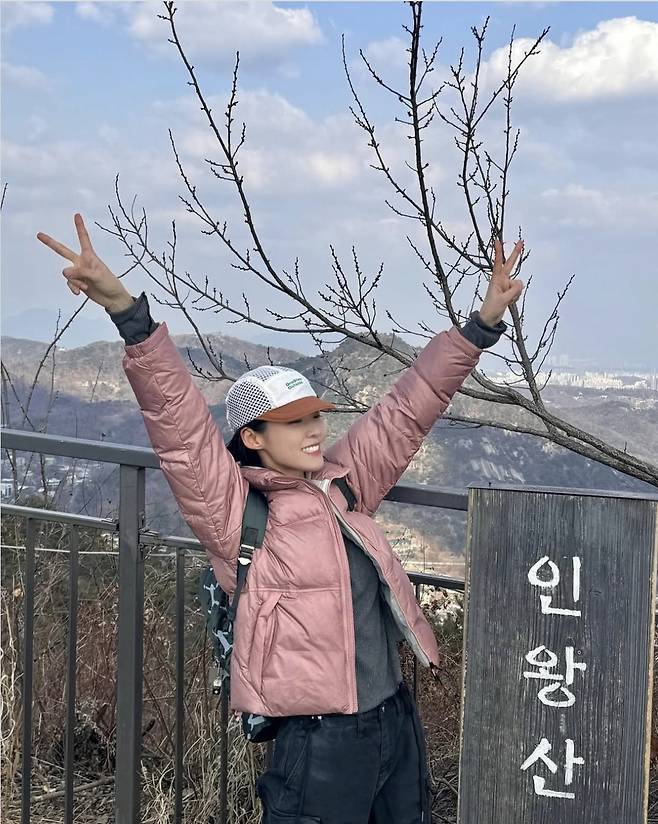 아이돌은 이렇게 입고 등산 인왕산에서도 남다른 여배우의 힙한 등산룩 스타와 패션