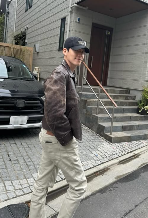 벌써 10년 연애 중인 비주얼 연예인 커플 여행 시밀러룩 패션룸