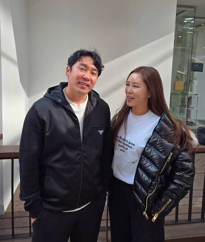 혼인신고 10년 만에 6살 연하 프로야구 코치 결혼식 올리는 여가수 데일리룩 스타와 패션