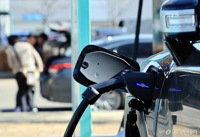 전기차 괜찮나 캐즘 여전 관세 압박이차전지 소재 그래도 기대하는 이유