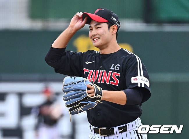 ‘와~ 157km’ 1만7943명 만원 관중의 함성 터졌다…LG 1라운더 신인, 데뷔전 1이닝 2K 무실점 “내 인생 최고 구속”
