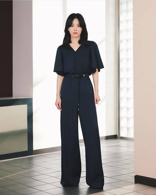 송혜교 더울수록 옷은 더 얇게 슬림해진 여신의 봄 나들이 원피스룩 뷰티는 내운명