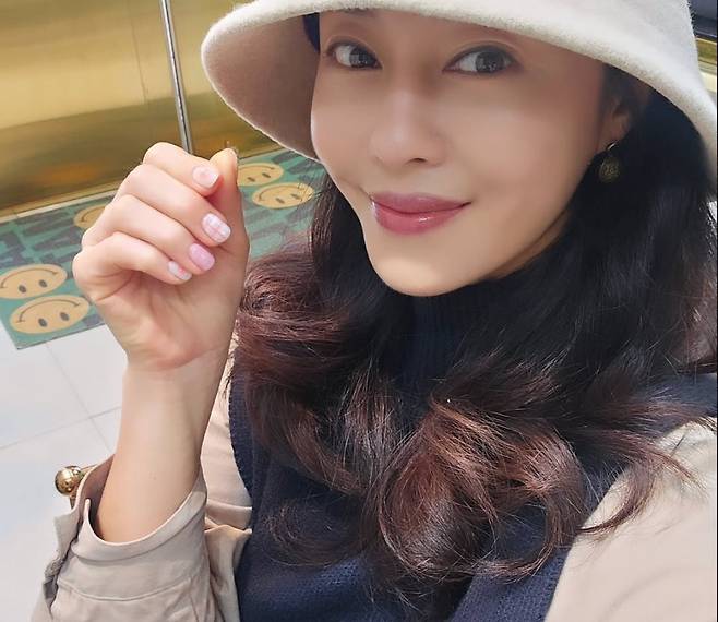 ‘슈퍼스타에서 미용사로 인생 2막 준비하는 두 아이의 강인한 돌싱맘 여가수 데일리룩 스타와 패션
