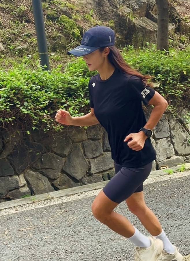 ‘슈퍼스타에서 미용사로 인생 2막 준비하는 두 아이의 강인한 돌싱맘 여가수 데일리룩 스타와 패션