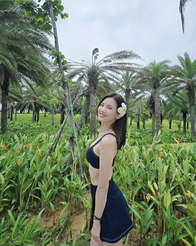 한동안 잊혔지만… 15년 만에 돌아온 170cm 46세 돌싱맘 여배우, 원피스룩 | 스타와 패션