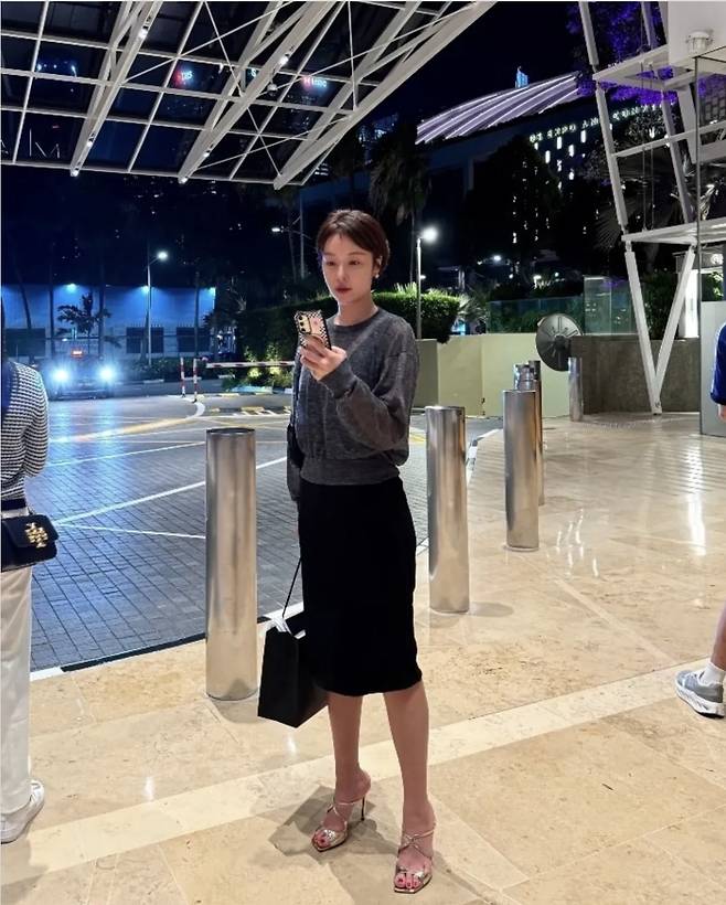 황정음 싱가포르에 뜬 시스루 워킹맘 혼자일 때 더 빛난 우아美 롱스커트룩 뷰티는 내운명